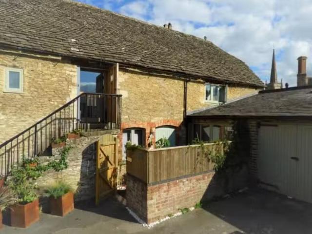 For Rent! 1 BA 2 bedroom flat for rent in Burford Street, Lech.