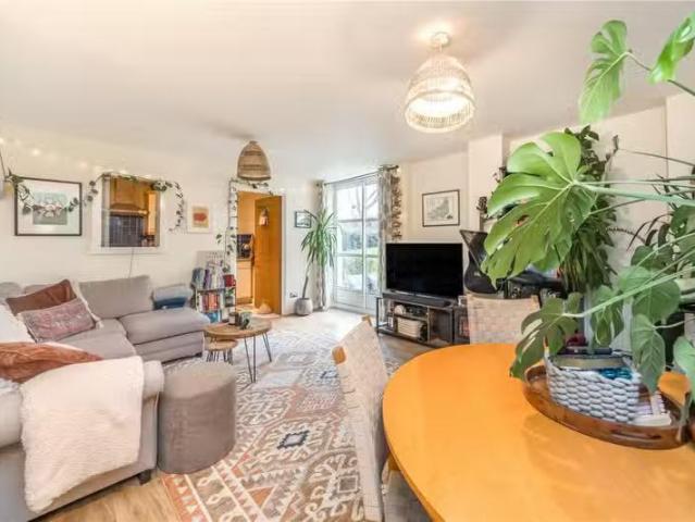 Cheap 1 BA 2 bedroom flat for rent in Barrier Point Road, Lond.