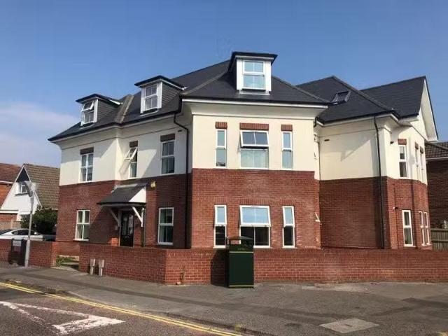 Cheap 1 BA 2 bedroom flat for rent in Bennett Road, Charminste.