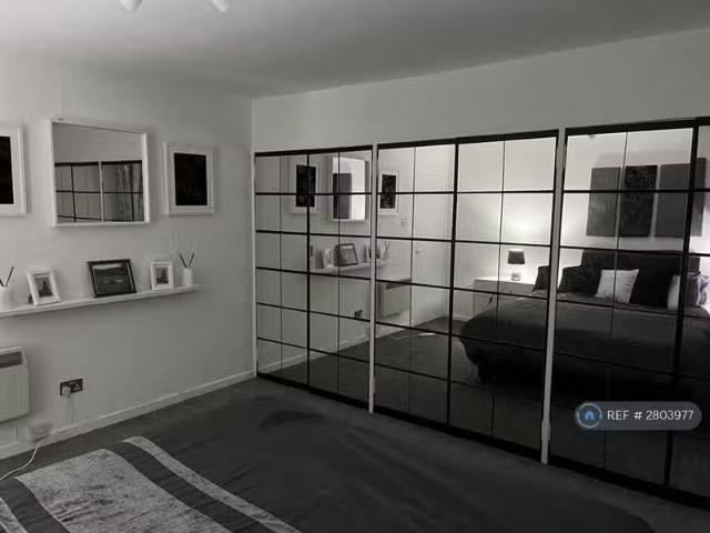 For Rent! 1 BA 2 bedroom flat for rent in Brierfield Terrace.