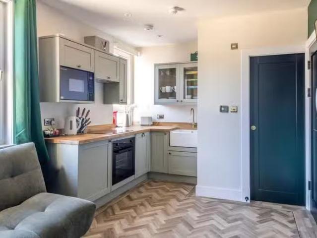 Just in! 1 BA 2 bedroom flat for rent in Brighton Road, Bristo.