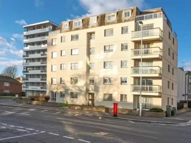 For Rent! 1 BA 2 bedroom flat for rent in Brighton Road, Worth.