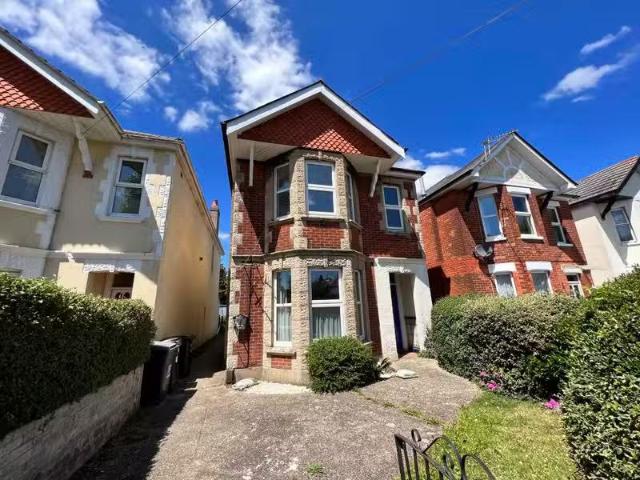 Cheap 1 BA 2 bedroom flat for rent in Castlemain Avenue, South.