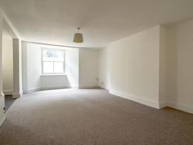 Just in! 1 BA 2 bedroom flat for rent in Cavendish Place, East.