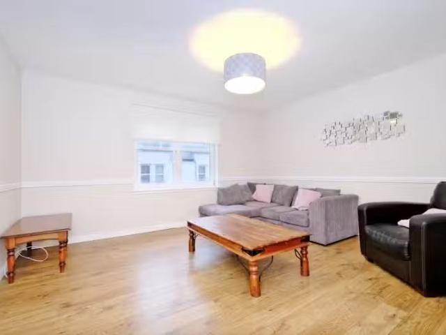 Just in! 1 BA 2 bedroom flat for rent in Chapel Street, City C.