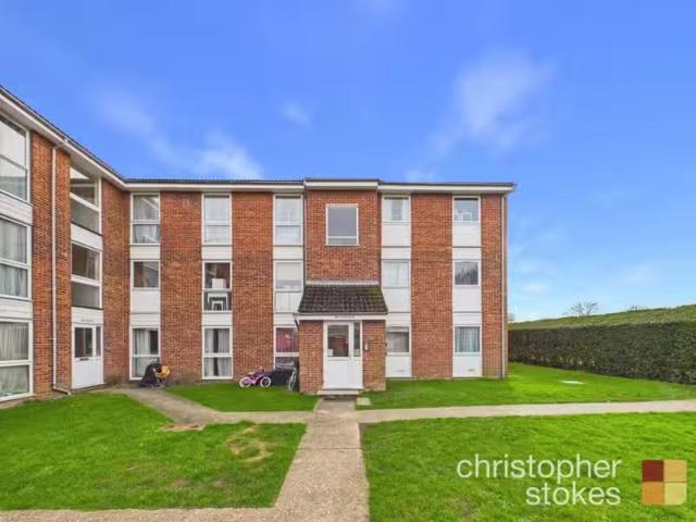 Unique 1 BA 2 bedroom flat for rent in Clyfton Close, Broxbour.