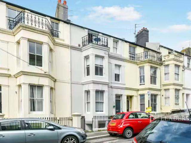 For Rent! 1 BA 2 bedroom flat for rent in College Road, Bright.