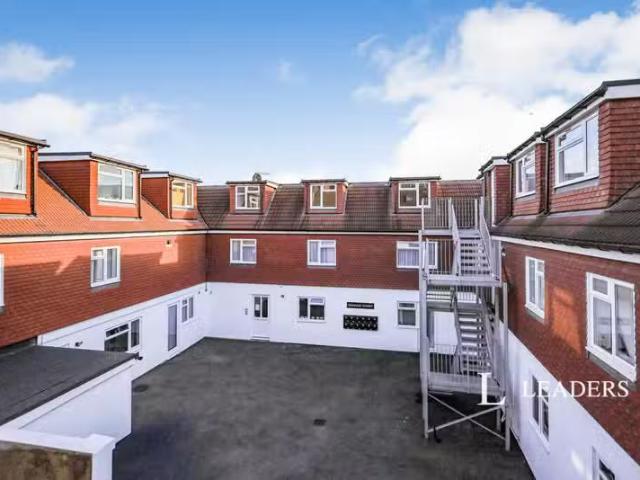 Cheap 1 BA 2 bedroom flat for rent in Commercial Road, BN21