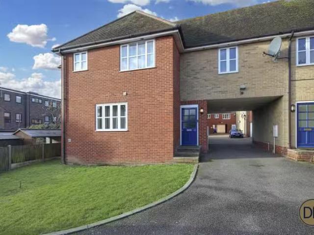 Nice 1 BA 2 bedroom flat for rent in Connaught Close, Colchest.