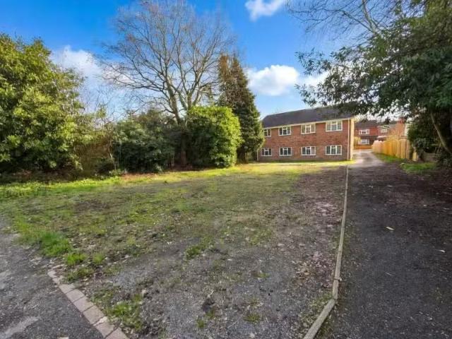 Deal! 1 BA 2 bedroom flat for rent in Connaught Road, Fleet, G.