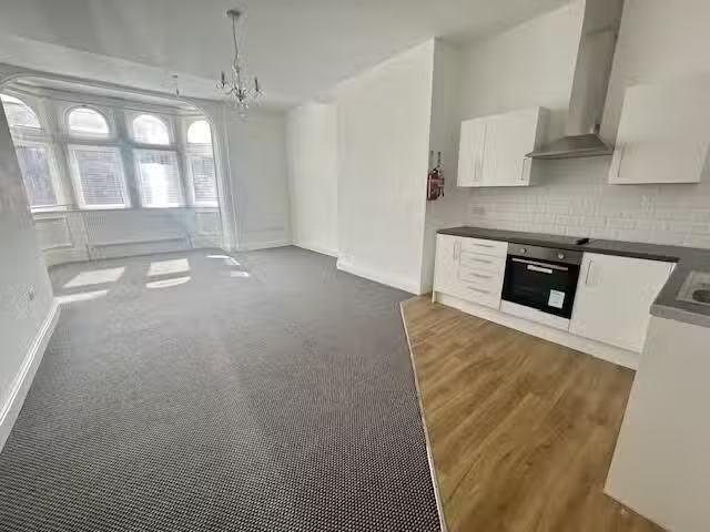Cozy 1 BA 2 bedroom flat for rent in Empress House, Exchange S.