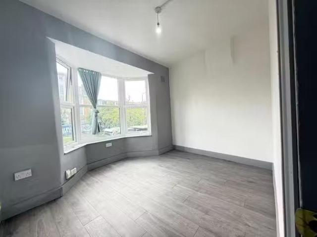 Deal! 1 BA 2 bedroom flat for rent in Forest Road, London, E17