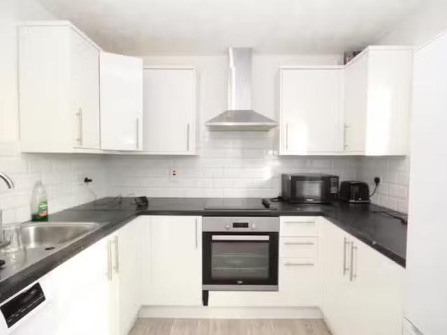 Nice 1 BA 2 bedroom flat for rent in Foxglove Court, Vicars Br.