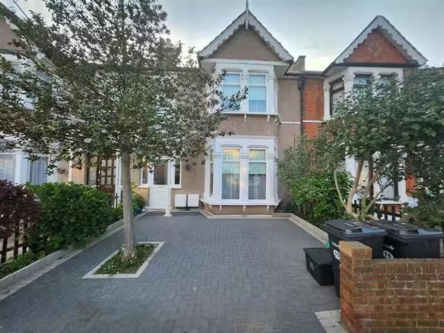 Just in! 1 BA 2 bedroom flat for rent in Gartmore Road, Ilford.