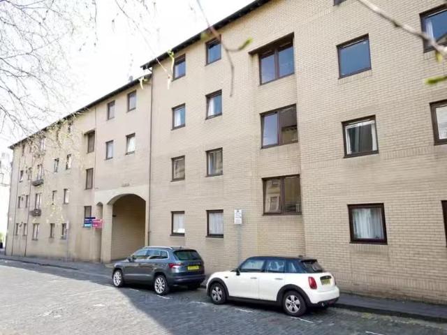 Nice 1 BA 2 bedroom flat for rent in Gilmours Entry, Newington.