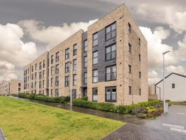 Charming 1 BA 2 bedroom flat for rent in Goldcrest Place, Camm.