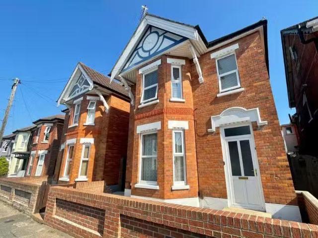 For Rent! 1 BA 2 bedroom flat for rent in Haviland Road East.