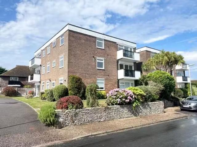 For Rent! 1 BA 2 bedroom flat for rent in Holmes Lane, Rusting.