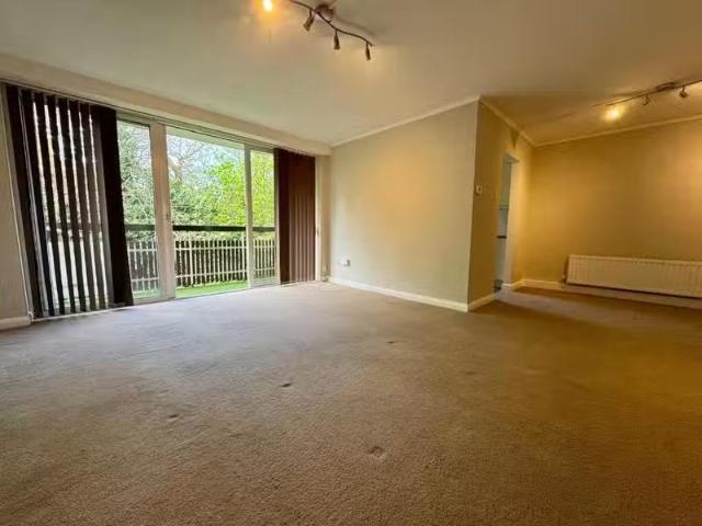 Deal! 1 BA 2 bedroom flat for rent in Kemnal Road, Chislehurst.