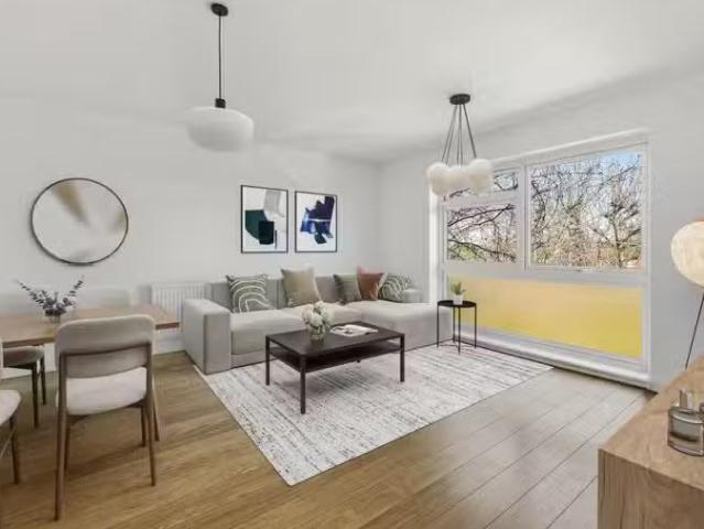 Cozy 1 BA 2 bedroom flat for rent in Kings Avenue, Buckhurst H.