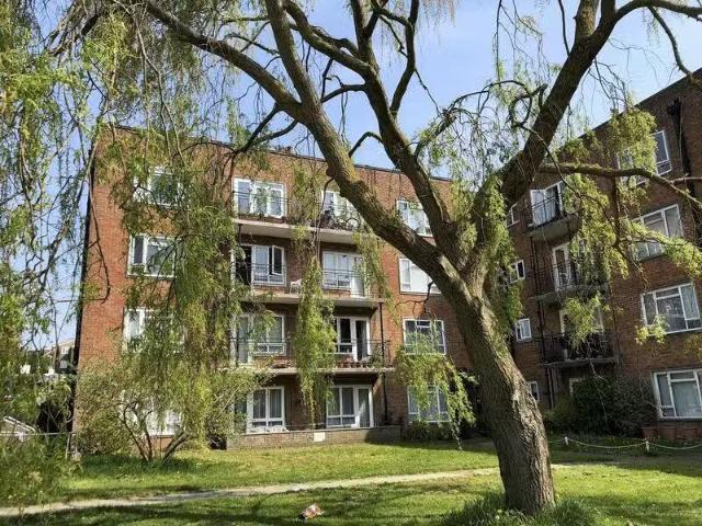 Charming 1 BA 2 bedroom flat for rent in Kingston Close, Hove.