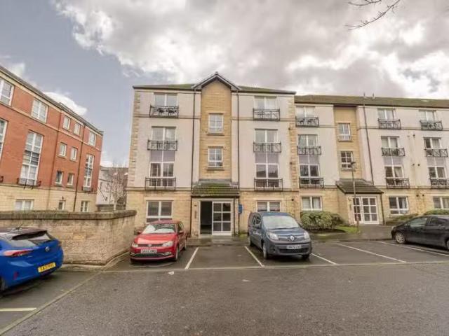 Cheap 1 BA 2 bedroom flat for rent in Leeward Court, Leith, Ed.