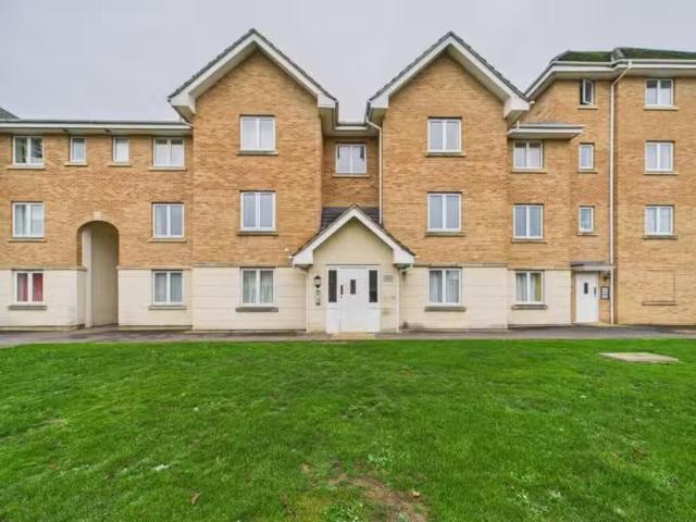 Cheap 1 BA 2 bedroom flat for rent in Lloyd Close, Cheltenham.