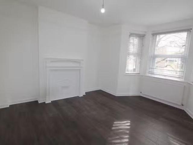 For Rent! 1 BA 2 bedroom flat for rent in Philpot Street, Lond.