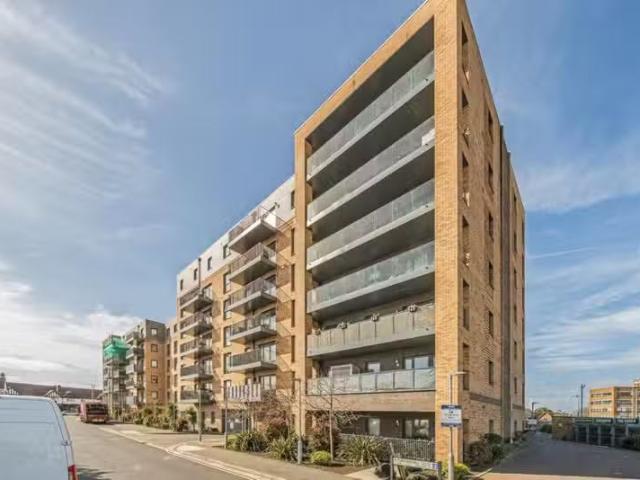 Unique 1 BA 2 bedroom flat for rent in Powdermill Close, New M.