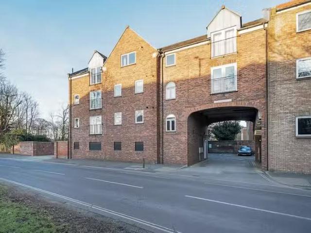 Rental! 1 BA 2 bedroom flat for rent in Regal Court, Manor Roa.