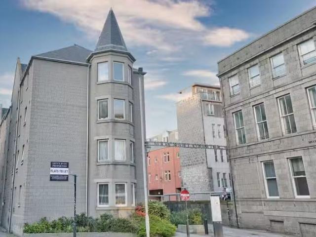 Nice 1 BA 2 bedroom flat for rent in Rennies Court, City Centr.