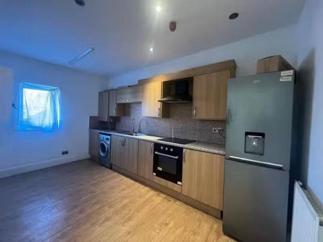 Cheap 1 BA 2 bedroom flat for rent in Stratford Road, Sparkhil.
