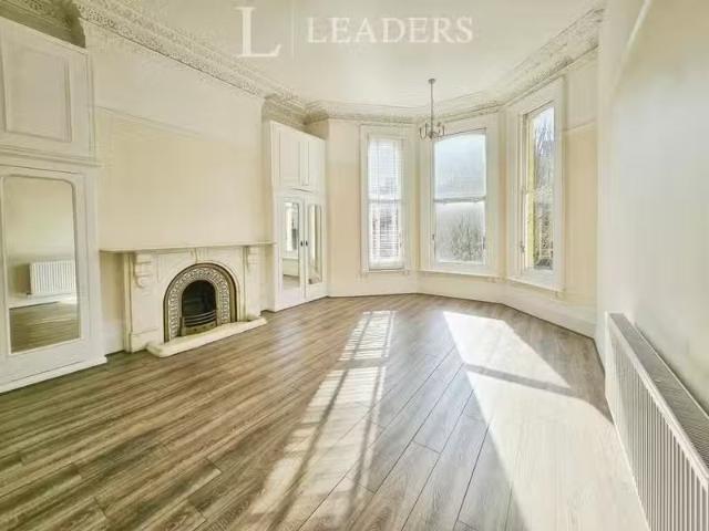 Cheap 1 BA 2 bedroom flat for rent in Second Avenue, Hove, BN3