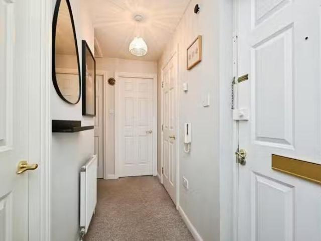Charming 1 BA 2 bedroom flat for rent in South Fort Street, Le.
