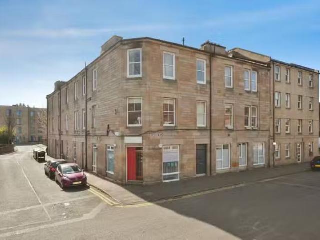 Just in! 1 BA 2 bedroom flat for rent in Taylor Place, Abbeyhi.