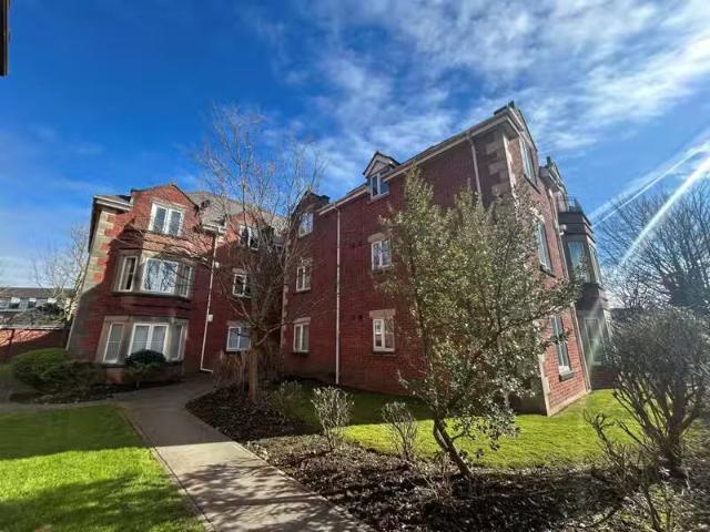 Cozy 1 BA 2 bedroom flat for rent in The Elms, Whitegate Drive.