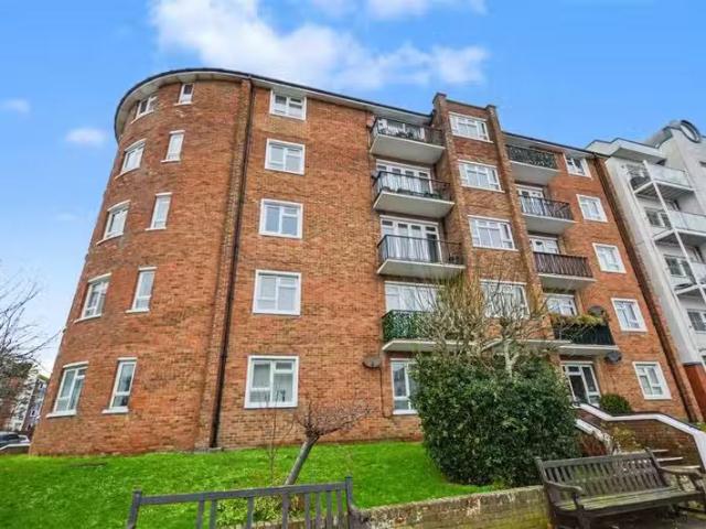 Cozy 1 BA 2 bedroom flat for rent in Upperton Road, Eastbourne.