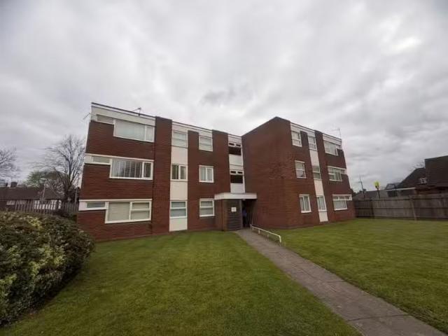 Unique 1 BA 2 bedroom flat for rent in Warren Farm Road, Birmi.