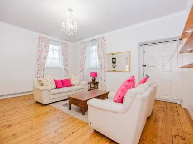 Just in! 1 BA 2 bedroom flat for rent in 0324L Duddingston Hou.