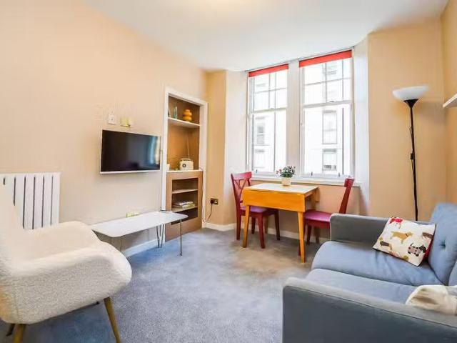 Unique 1 BA 2 bedroom flat for rent in 0391L Buccleuch Street.
