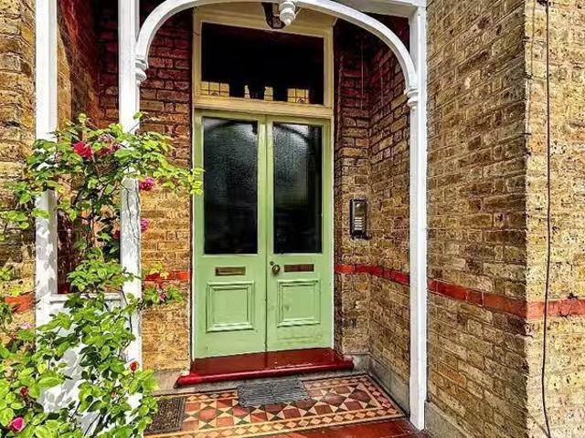 For Rent! 1 BA 2 bedroom flat for rent in 12 Campden Road, Sou.