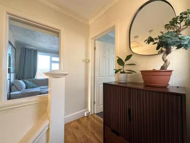 Cozy 1 BA 2 bedroom flat for rent in 206a Ringwood Road, Parks.