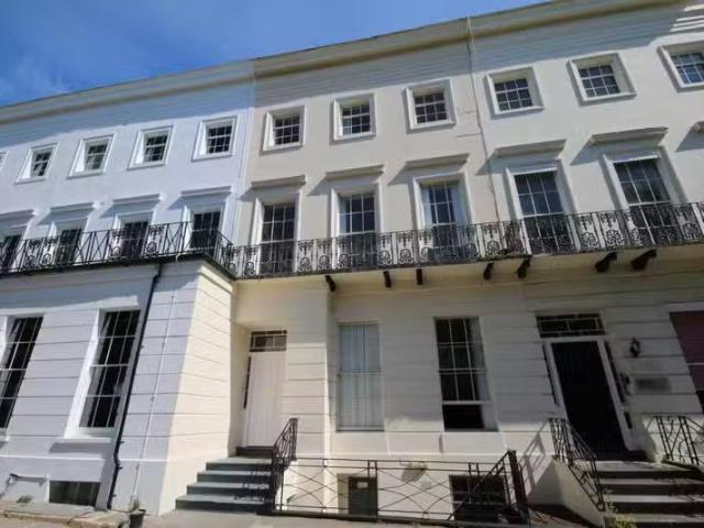 Charming 1 BA 2 bedroom flat for rent in 39 St. Georges Road.