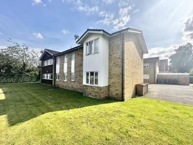 Just in! 1 BA 2 bedroom flat for rent in 99 Exning Road, Newma.