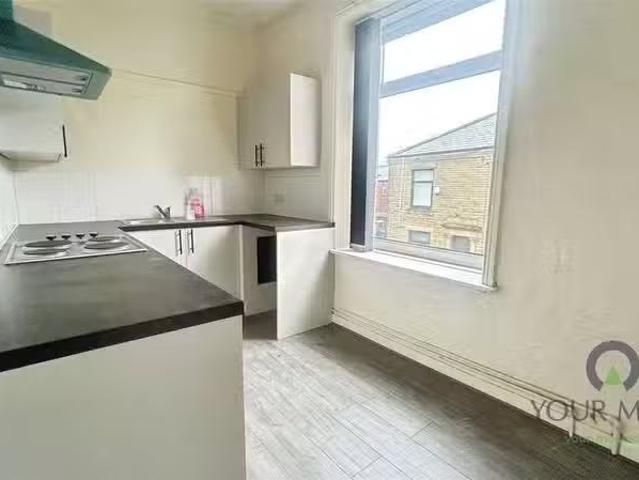 Charming 1 BA 2 bedroom Flat to rent, Gordon Street, Shaw, OL2.