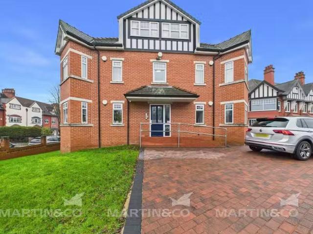 Charming 1 BA 2 bedroom ground floor flat for rent in Victoria.