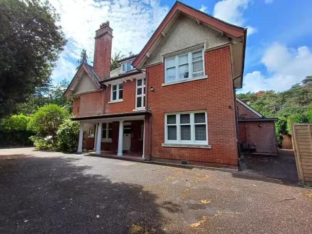 Cheap 1 BA 2 bedroom ground floor flat for rent in Meyrick Par.