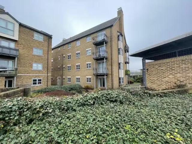 Cheap 1 BA 2 bedroom ground floor flat for rent in Sheepen Pla.