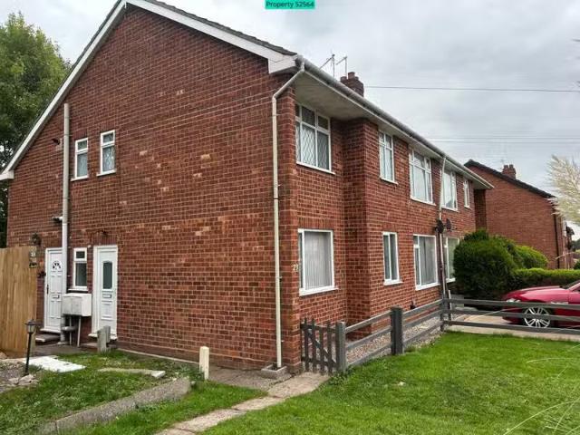 Just in! 1 BA 2 bedroom ground floor maisonette for rent in La.