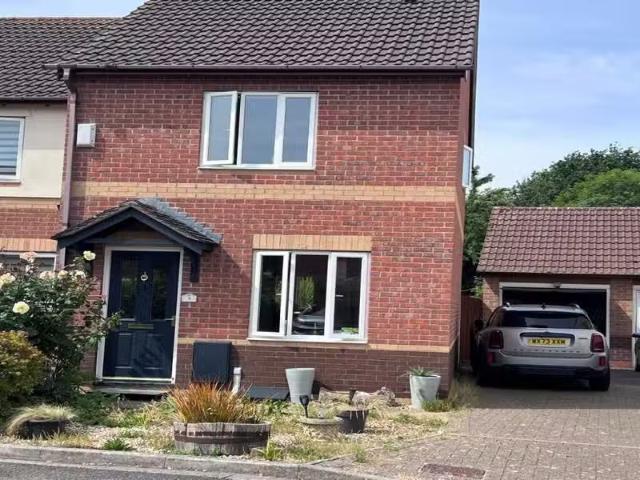 Cheap 1 BA 2 bedroom house for rent in Magnolia Close, Locking.